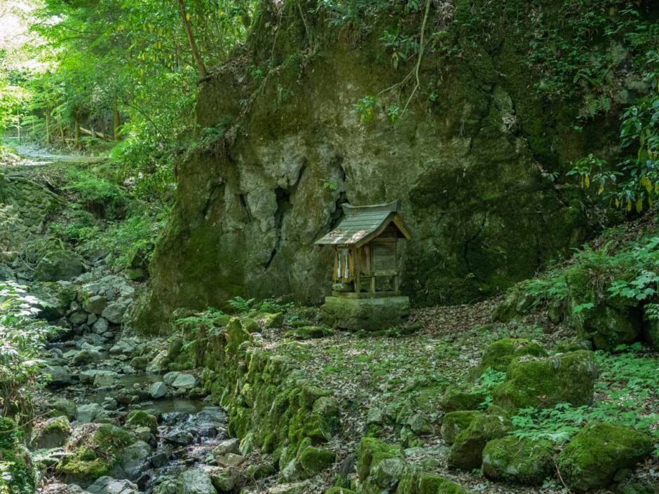 【穴門山神社】まさに秘境!人里離れた山奥にある古社。境内には小さな鍾乳洞も 高梁市川上町 きびナビ